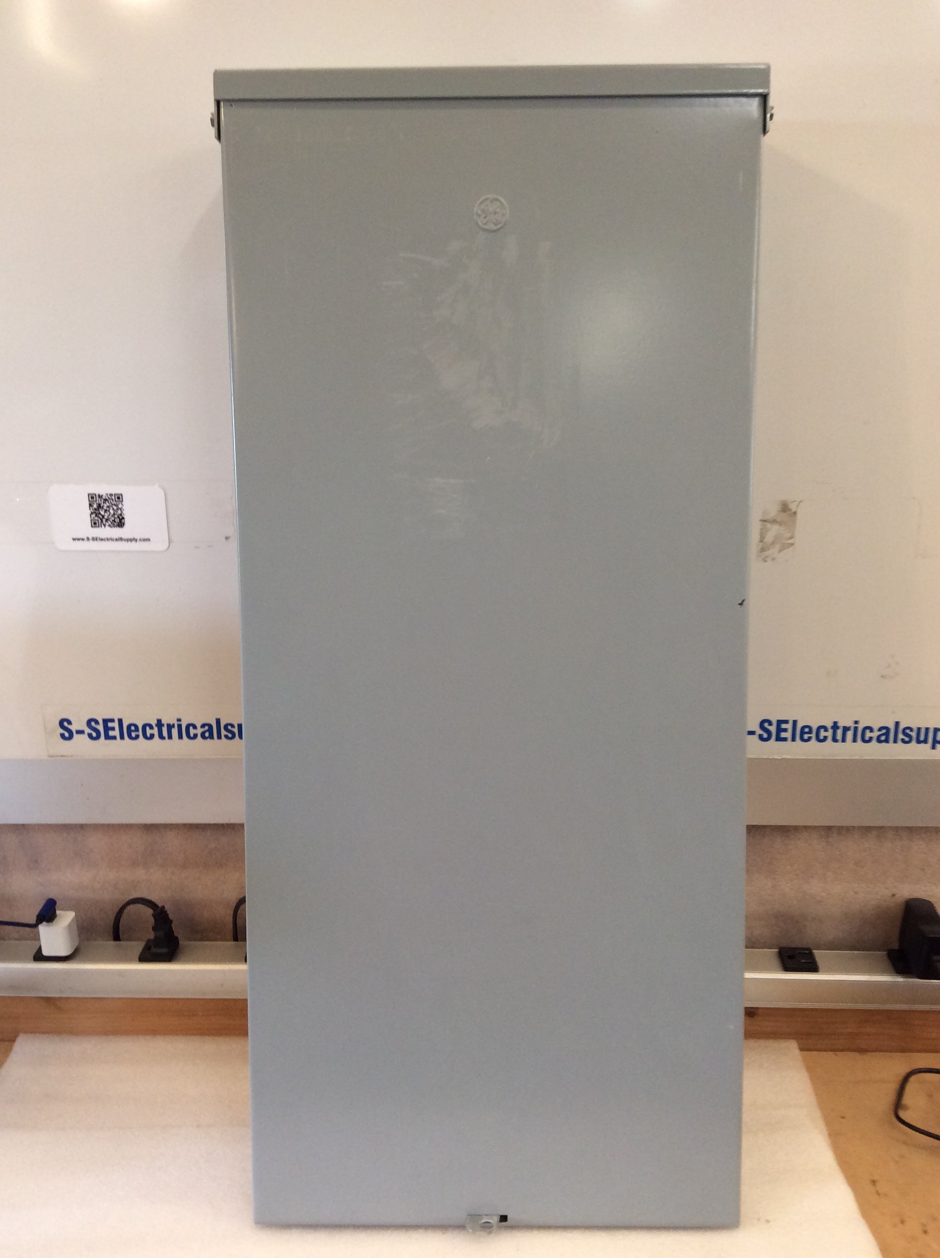 GE General Electric TM820RCUFLP 200A 120/240VAC 8 Space/16 Circuits Ou