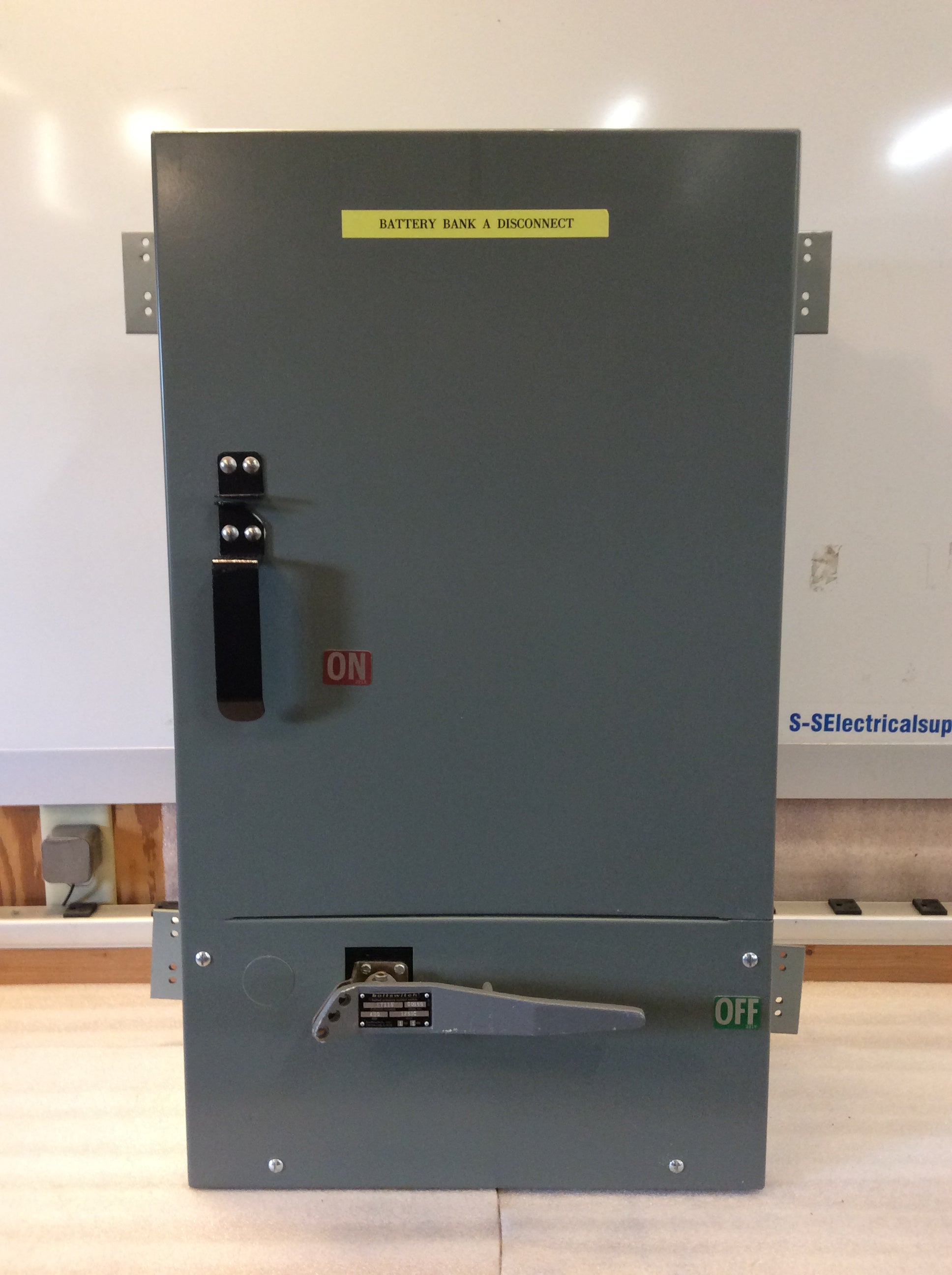 Boltswitch Catalog #: ET115 Serial #: G0999 400A 125VDC Bolted Pressur