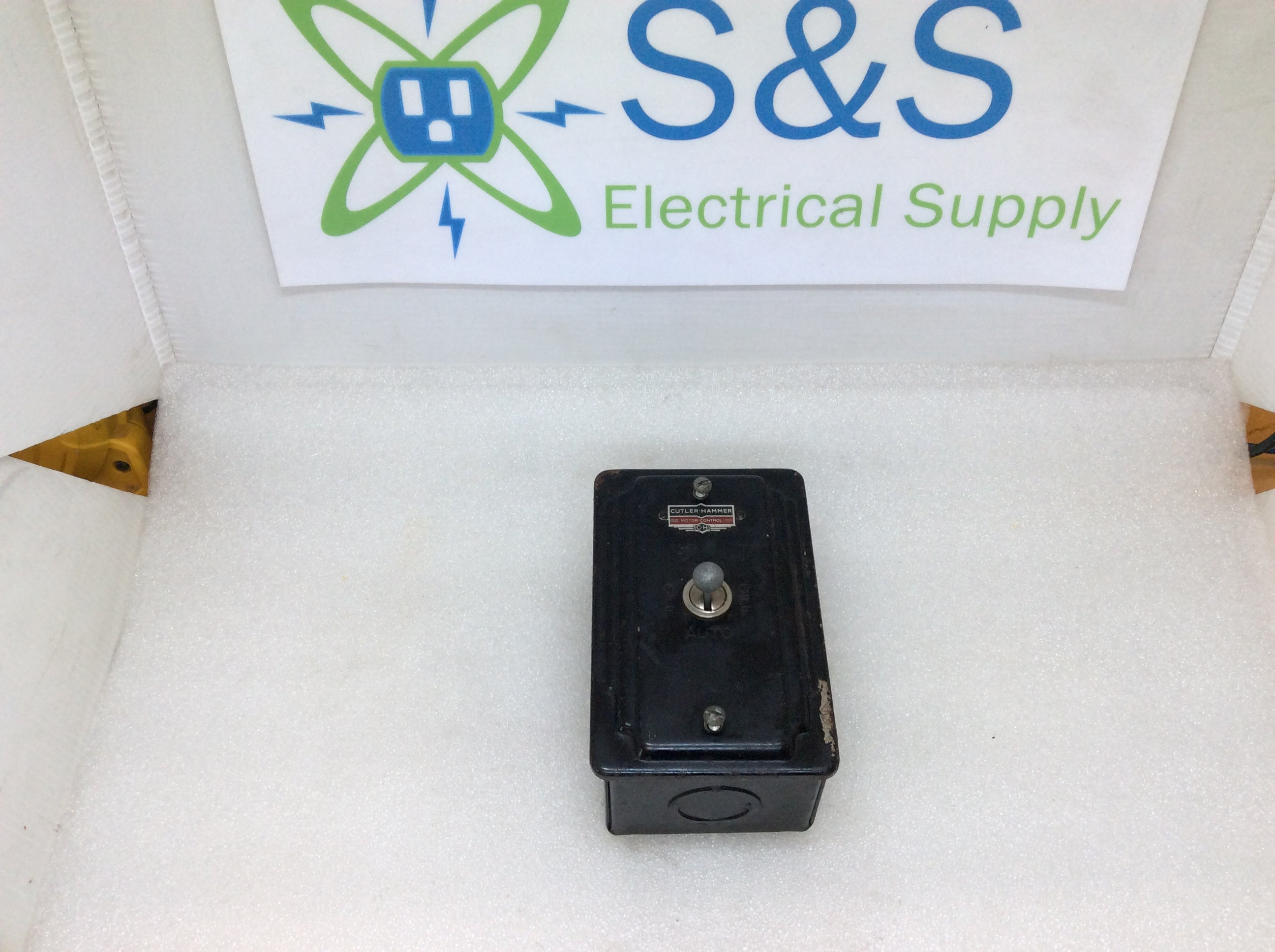 Cutler Hammer Motor Control Toggle Switch Run/Off/Auto 3/4HP 115-230V