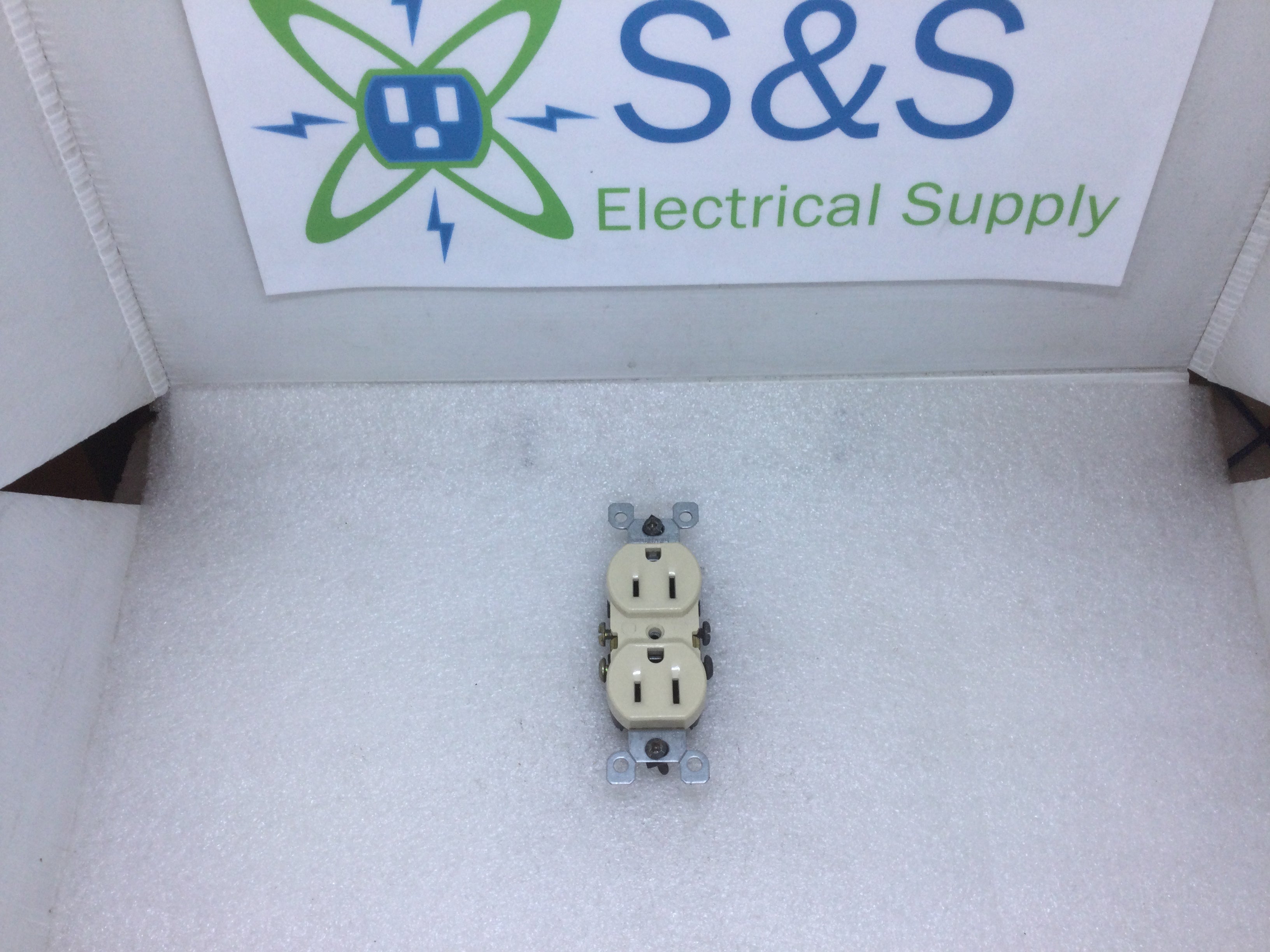 Leviton 5320-ICP 15 Amp 125VAC Ivory Duplex Receptacle 2 Pole 3 Wire