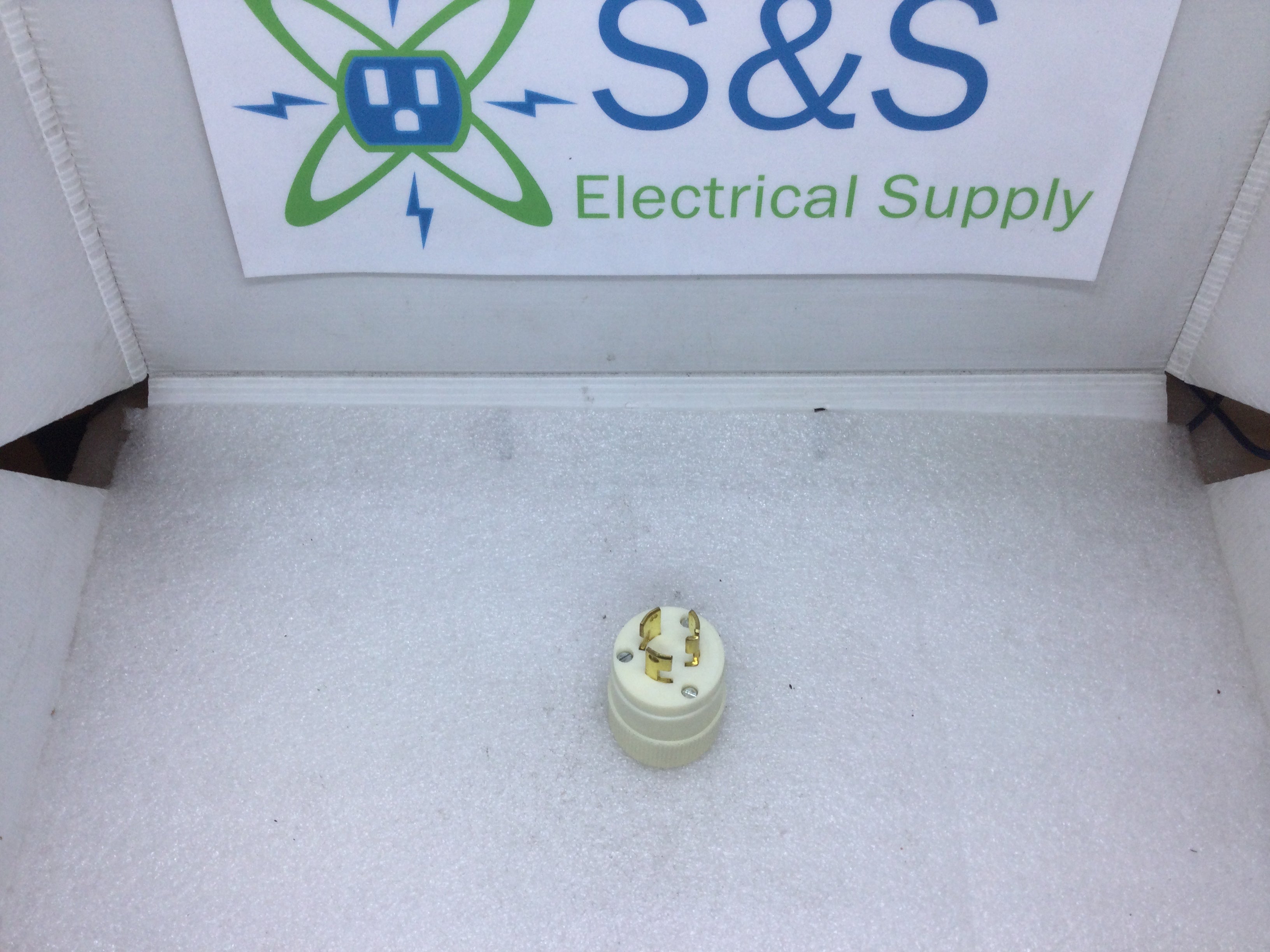 Bryant 4721-N 15 Amp 125VAC 2 Pole 3 Wire Twist-Lock Male Plug