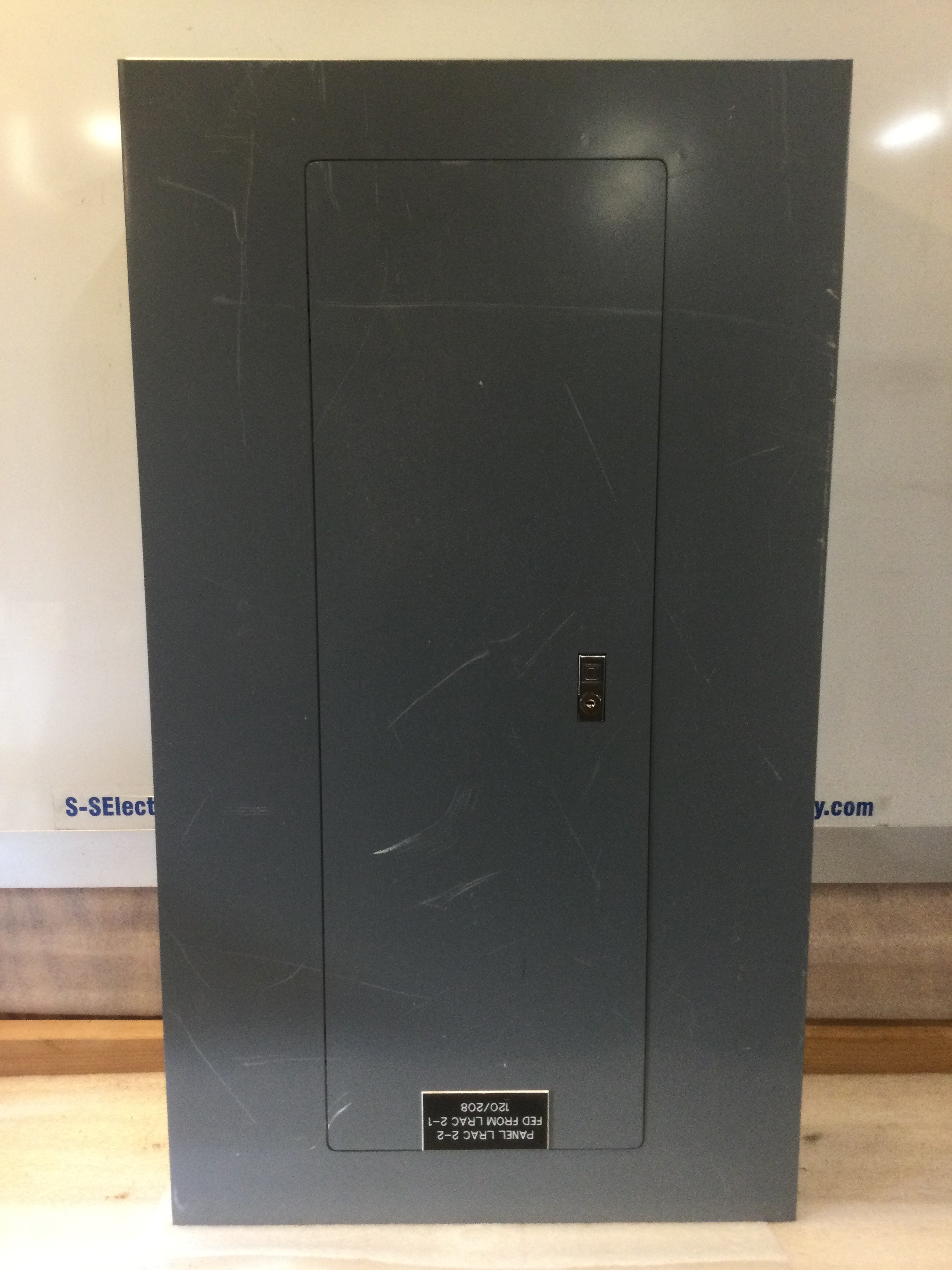 Square D 225A 208Y/120VAC 3Ph 4 Wire Series E2 MLO Type QOB Panel Boar