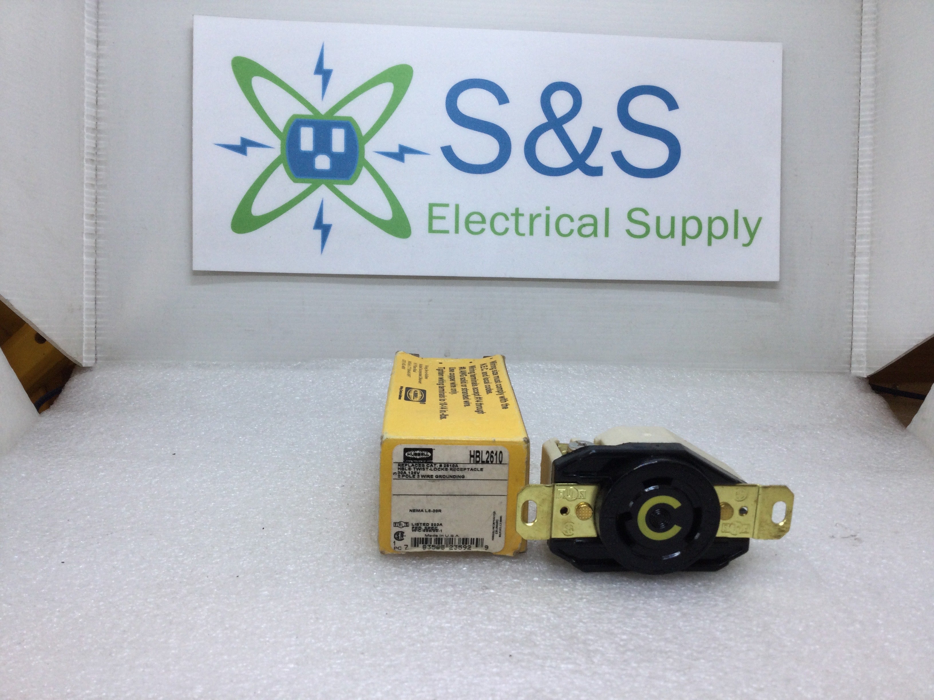 Hubbell HBL2610 30 Amp 120V 3-Pole Grounding