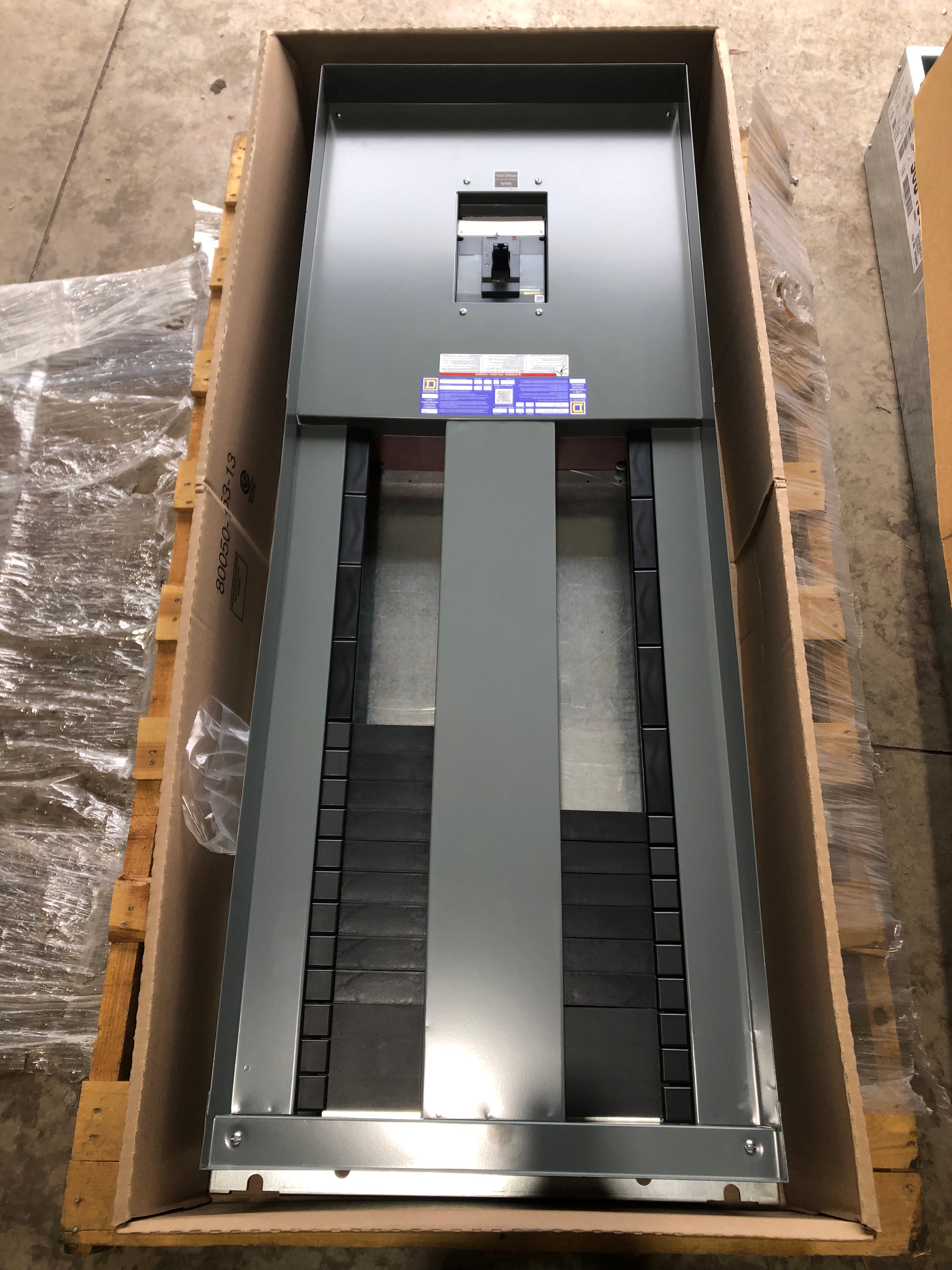 Square D 600 Amp 3PH 3W 208y/120v, 240V Main Breaker I-Line Panel Pane