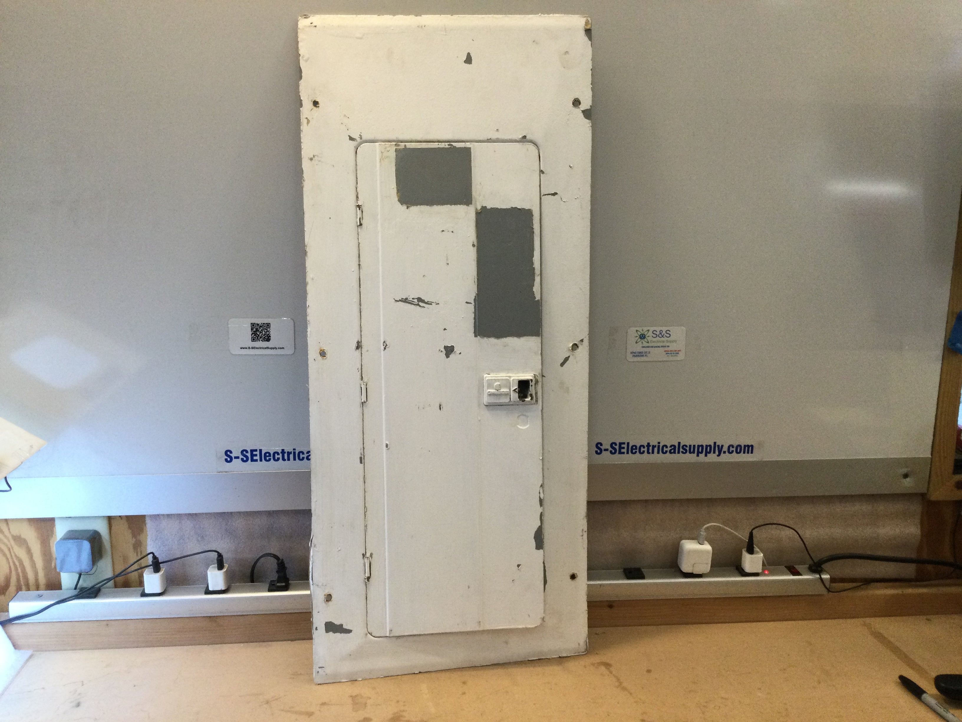 Eaton Powermaster 40 Spaces 200 Amp 34.5" X 15.5"