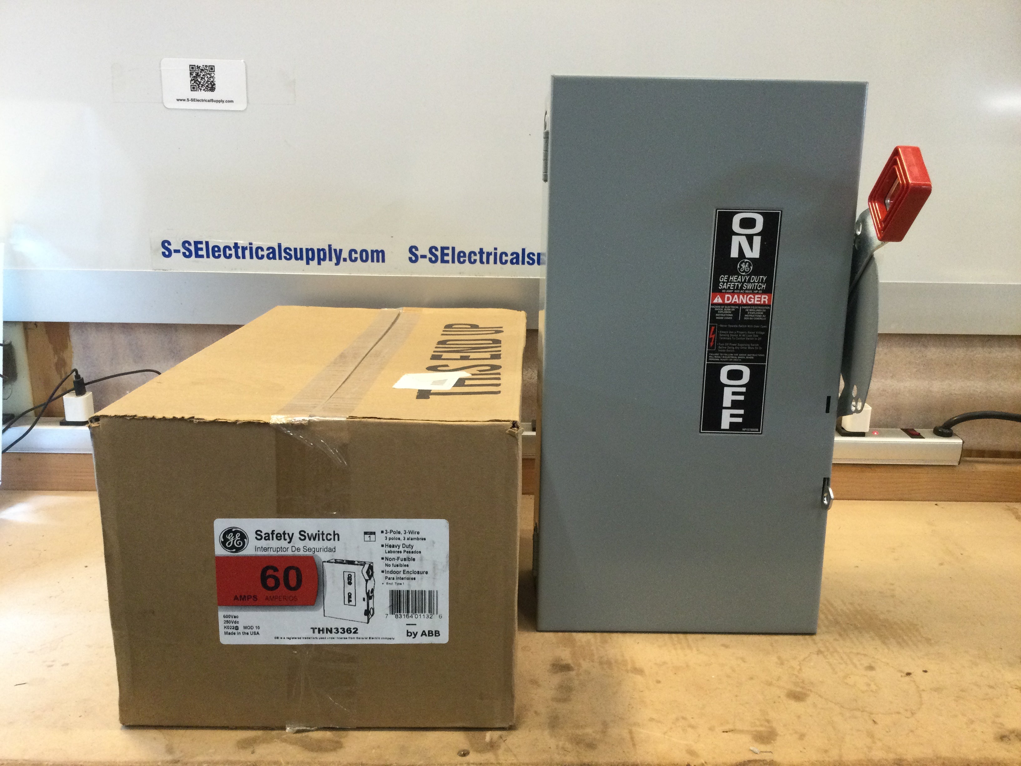 GE General Electric THN3362 60 Amp 600Vac 3 Pole Non Fused Nema 1 Safe