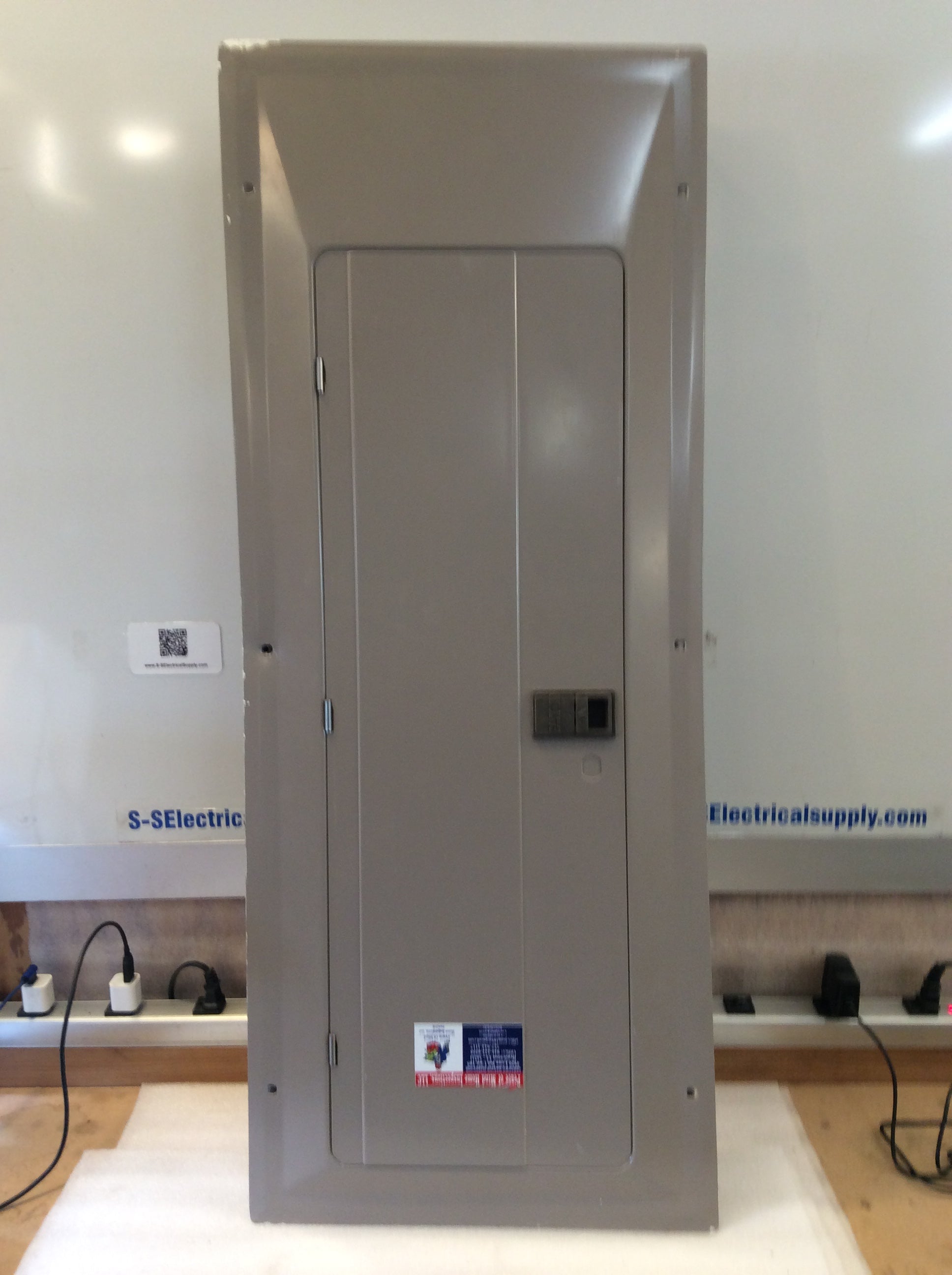 Cutler-Hammer CH42B200K 42 Circuit 200A 120/240VAC Main Breaker Nema1