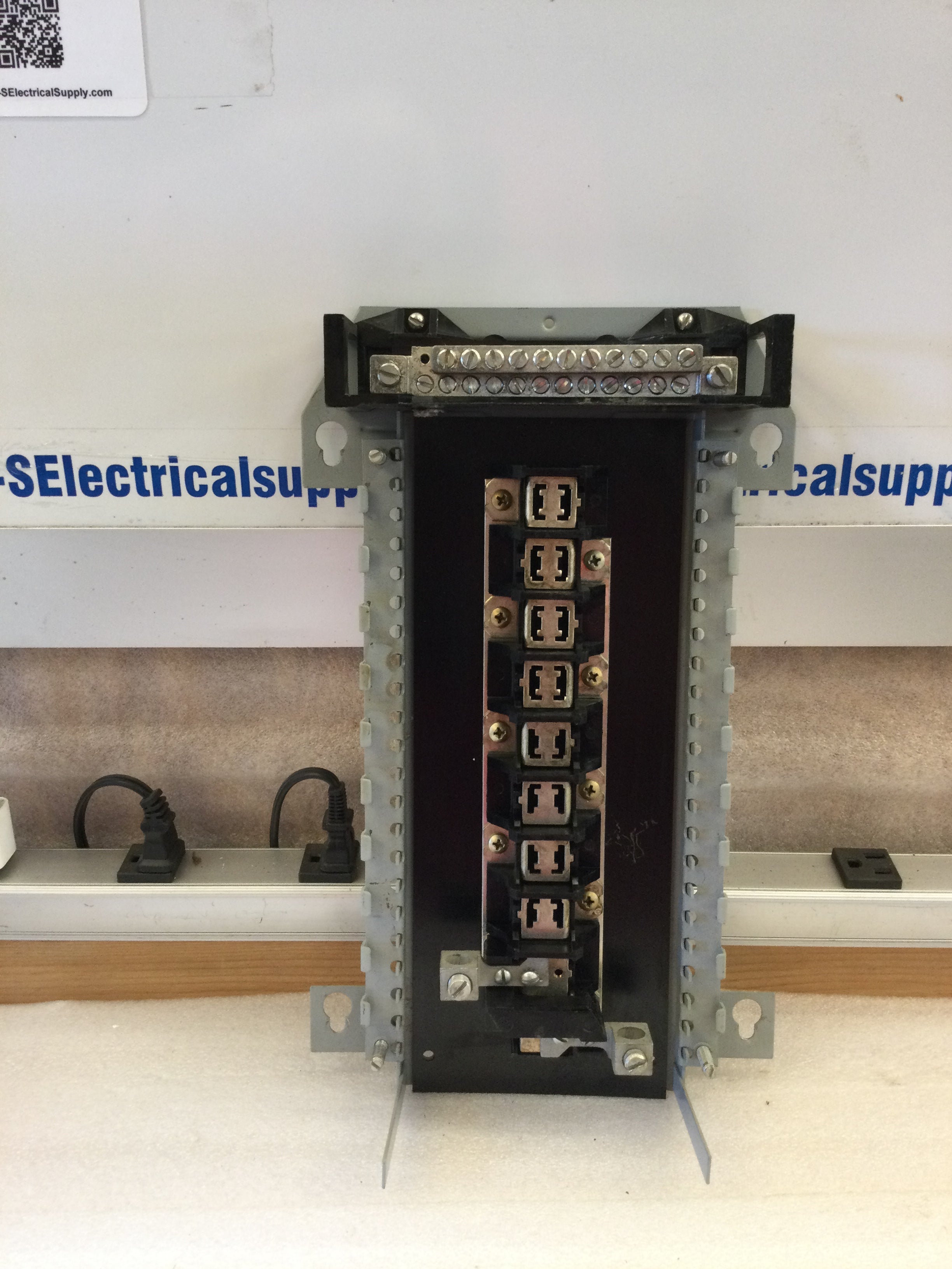 FPE LX116-24 125 Amp 8 Space/16 Circuit 120/240 VAC Load Center Guts O