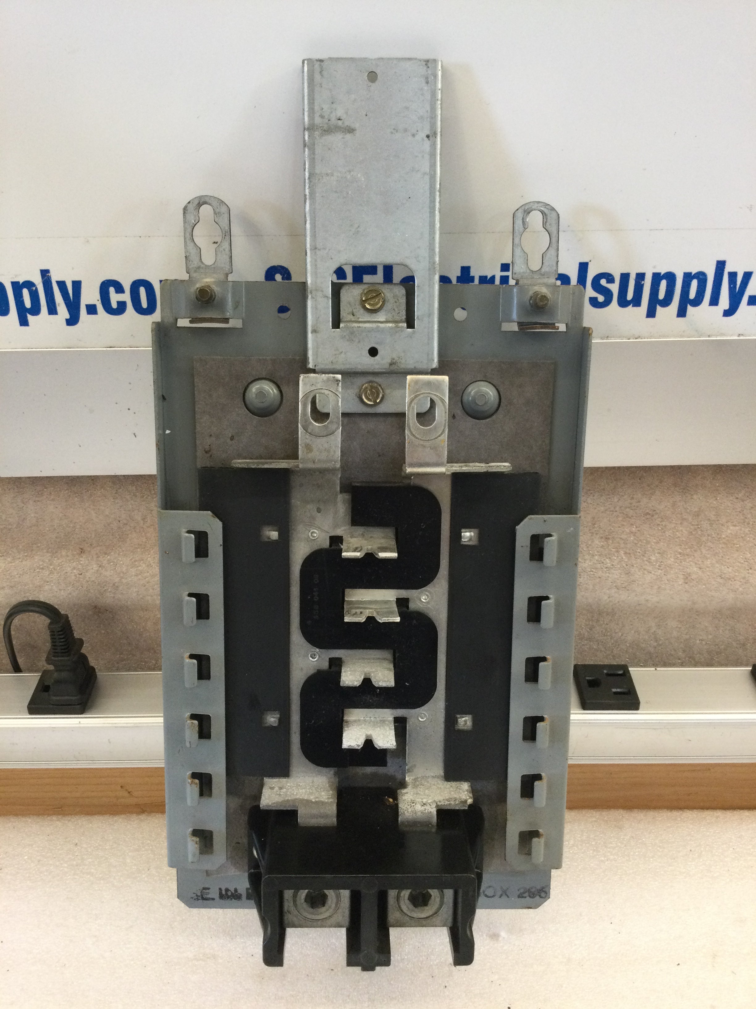 Siemens/ITE/Gould 200A 120/240VAC 4 Space 8 Circuit Feed Thru Load Cen