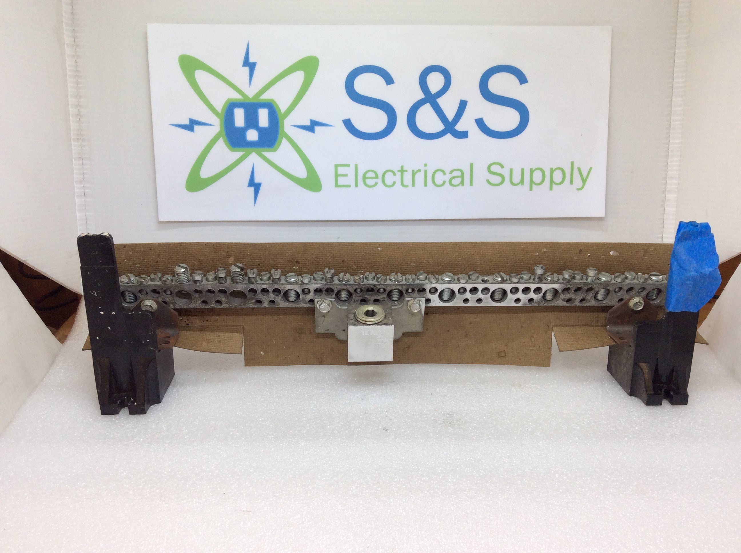 43 Position Neutral/Ground Bar with 300 MCM Lug Mount