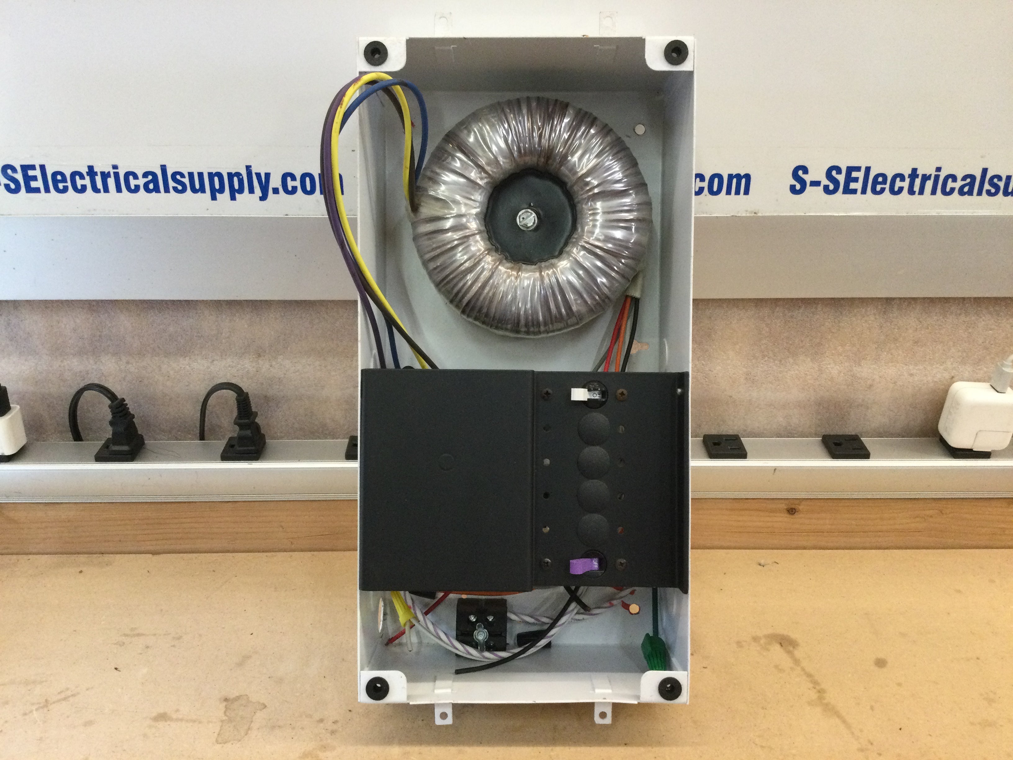 Q-Tran QTM-300MV Low Voltage Lighting Power Supply Center