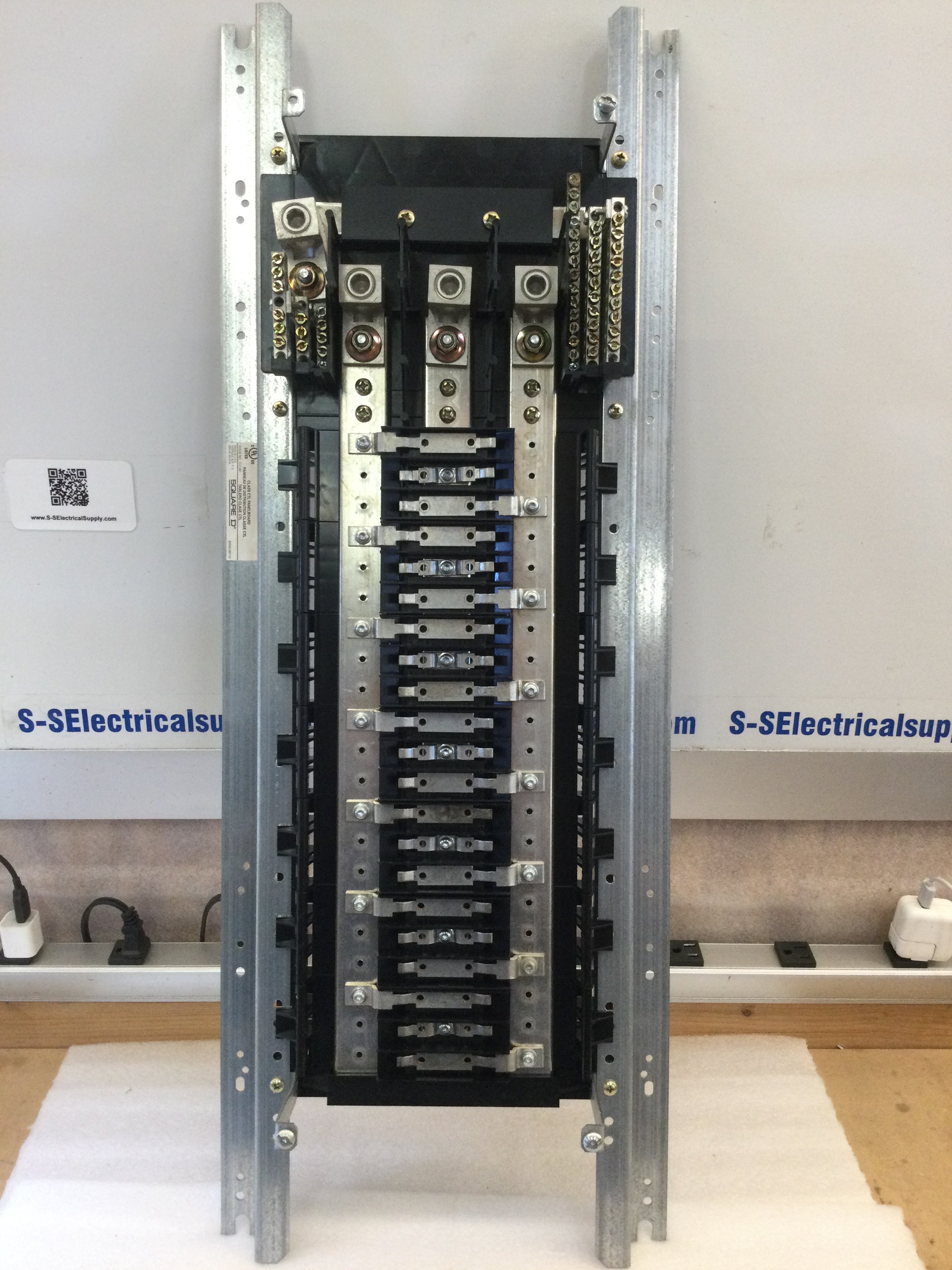 Square D 42 Circuit NQOD Panel Board Interior, 225A, 120/208V, 3Ph/4 W