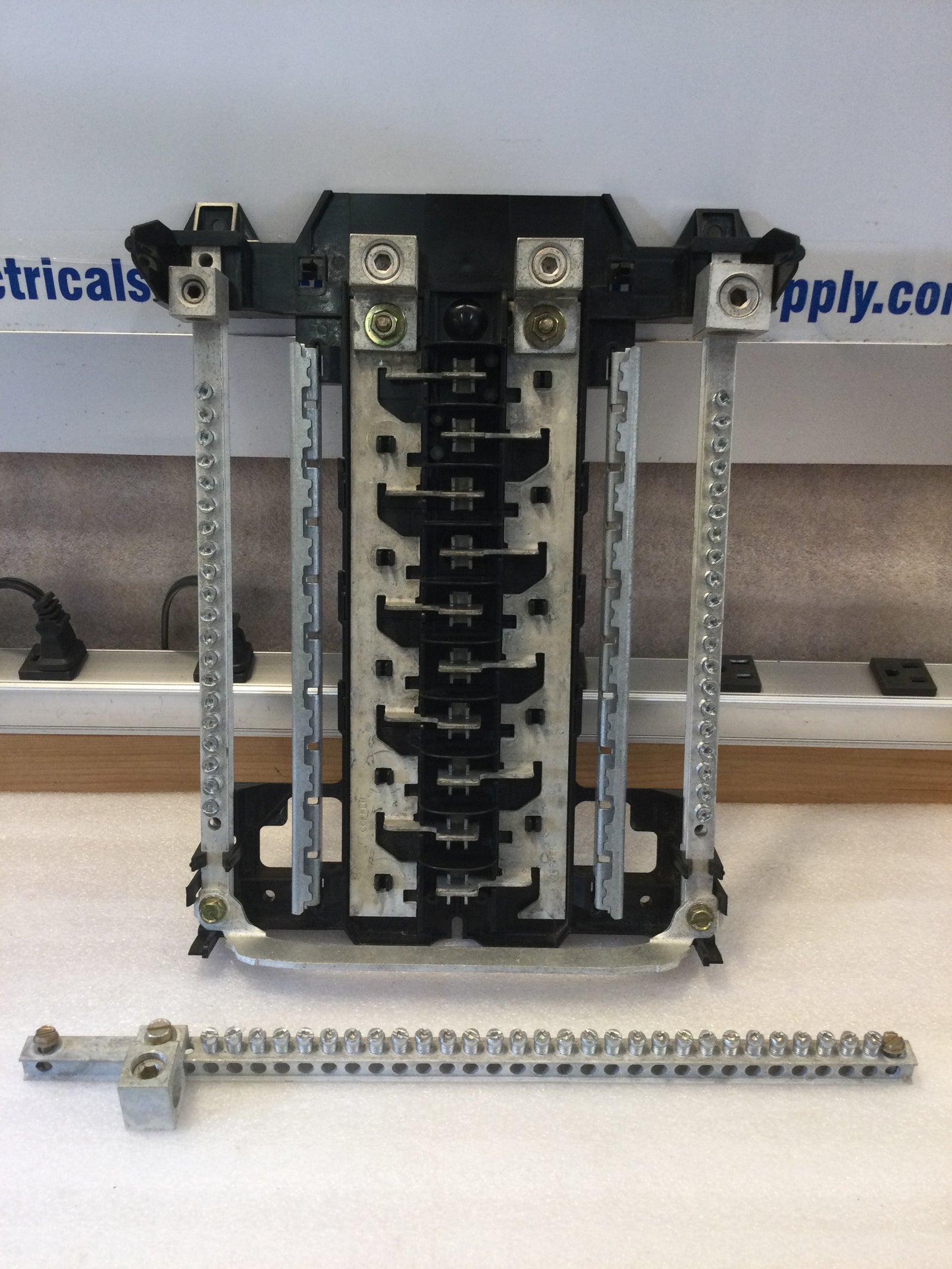 GE/General Electric TLM2020 MLO 200A Single Phase 20 Circuit Breaker P