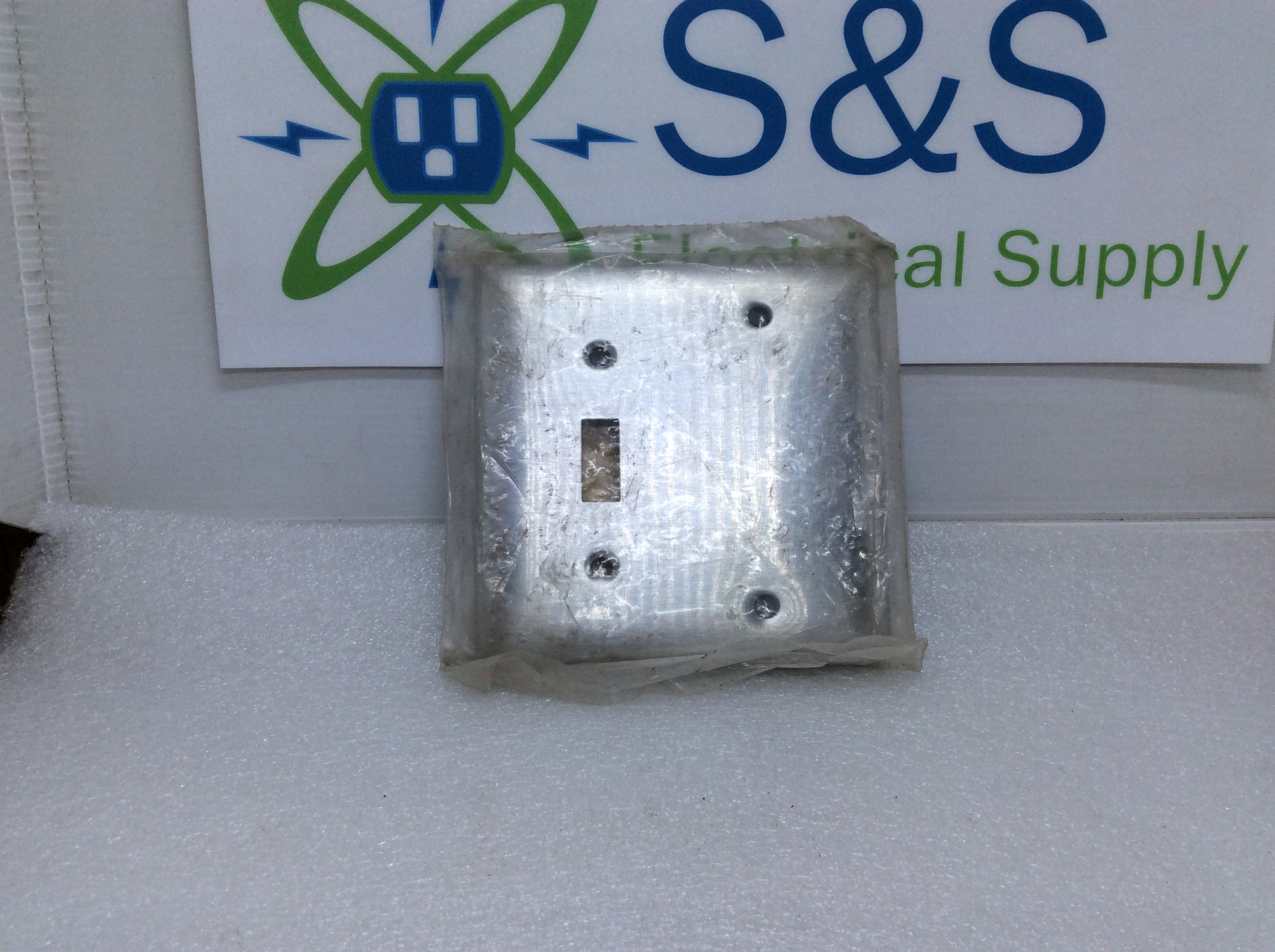 Hubbell S113 Toggle Switch/Blank Wall Plate 2 Gangs Std Silver Stainle