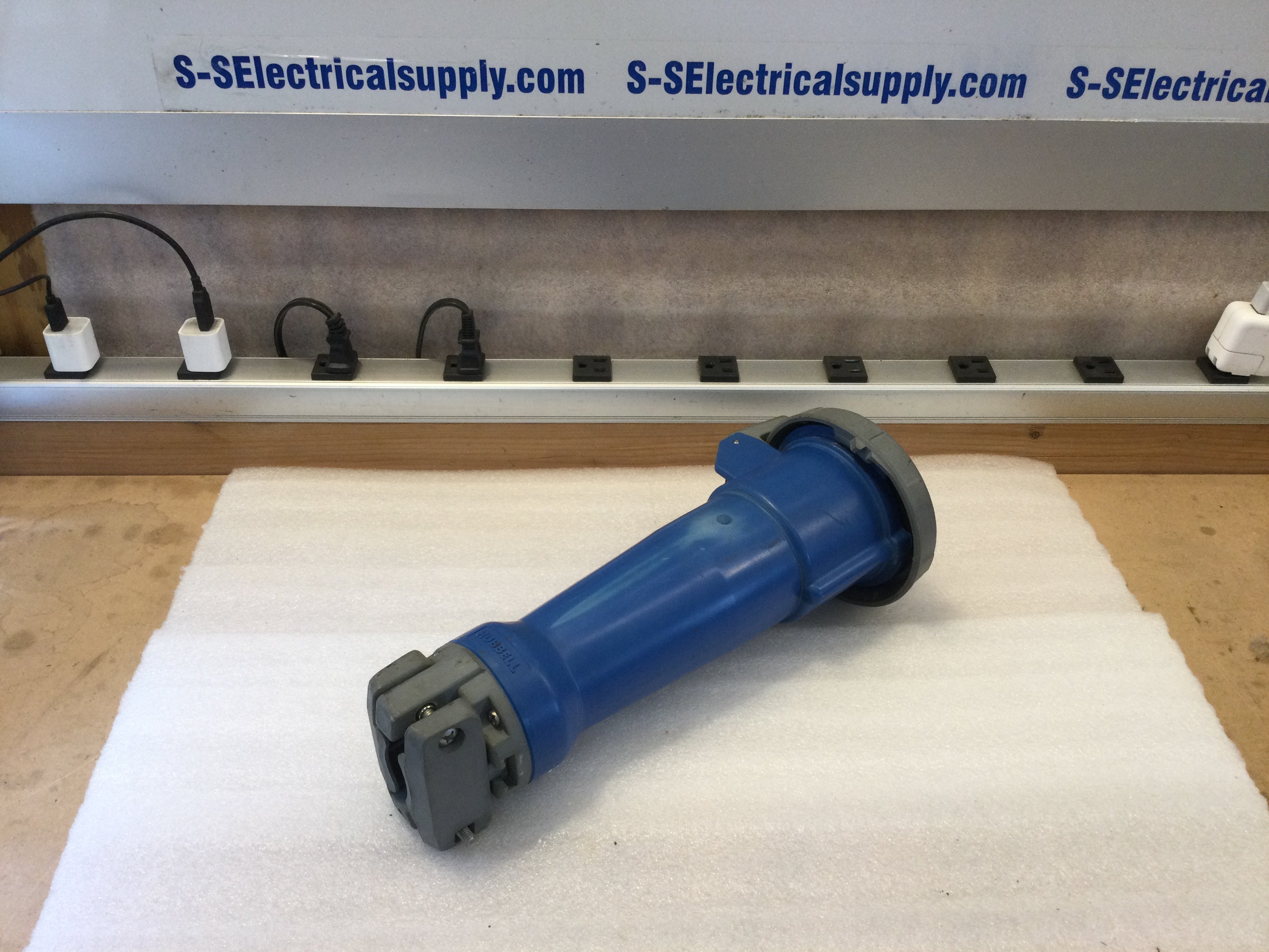 Hubbell Pin & Sleeve Connector Hbl4100c9w 100 Amp 3Phase 250 Vac 3 Pol
