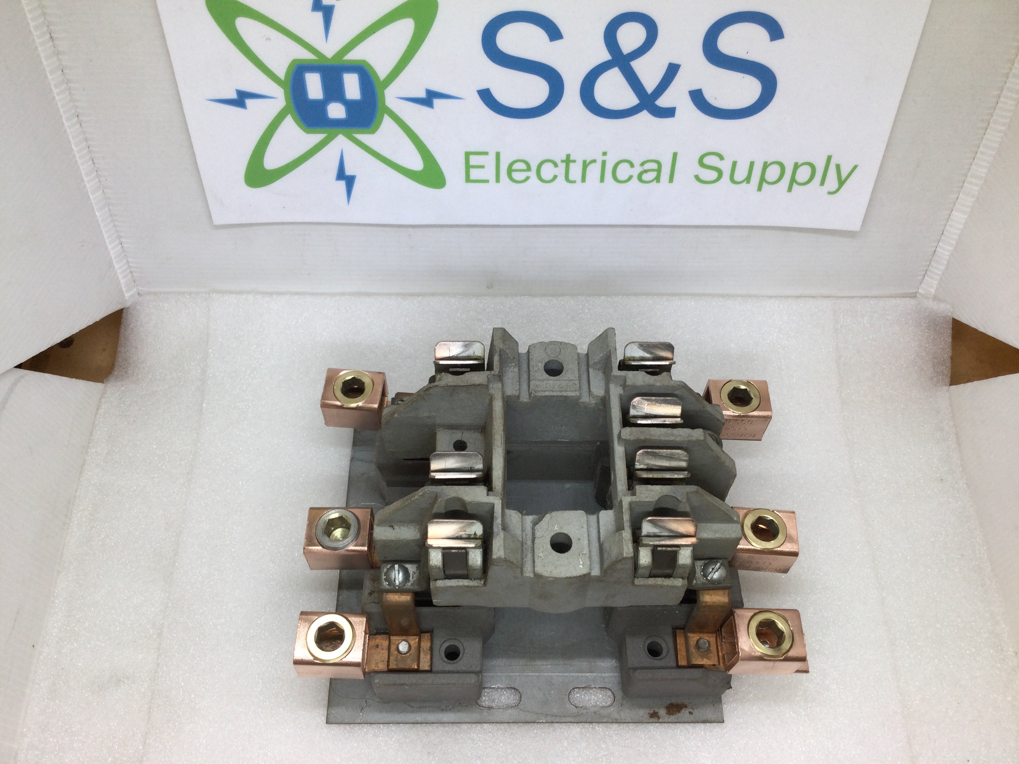 FPU Porcelain Meter Socket. 3 Pole. 100/200 Amp with Mounting Base