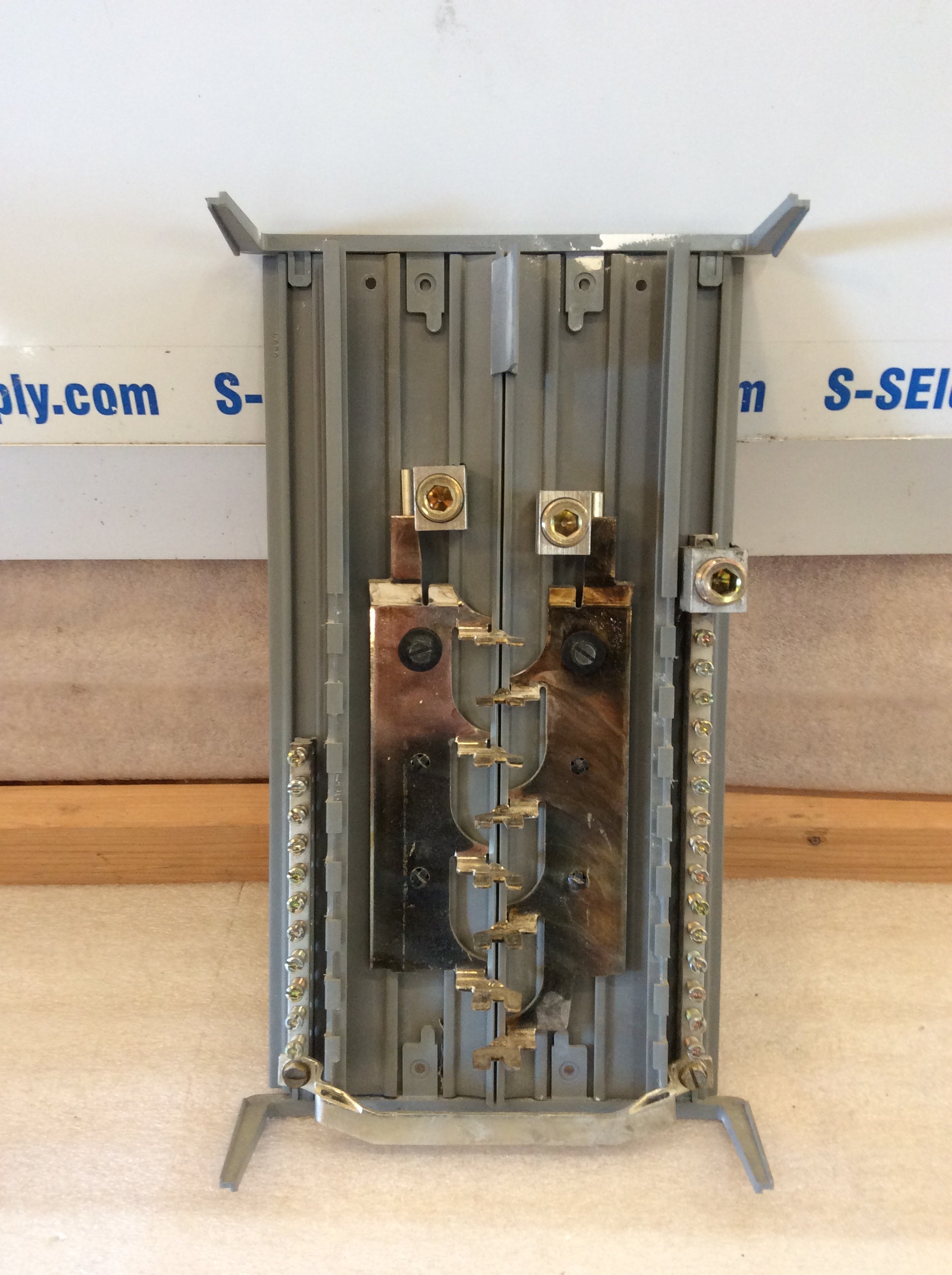 Siemens 8 Space 30 Circuit MLO/MB Conv Copper Buss 200A 120/240V Type