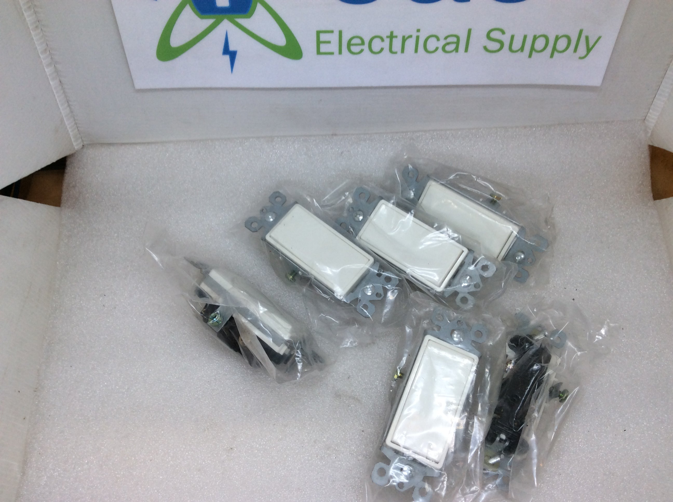 Single Pole 3-Way Decora Wall Switch 8204-WH White 15A 120-277VAC Only